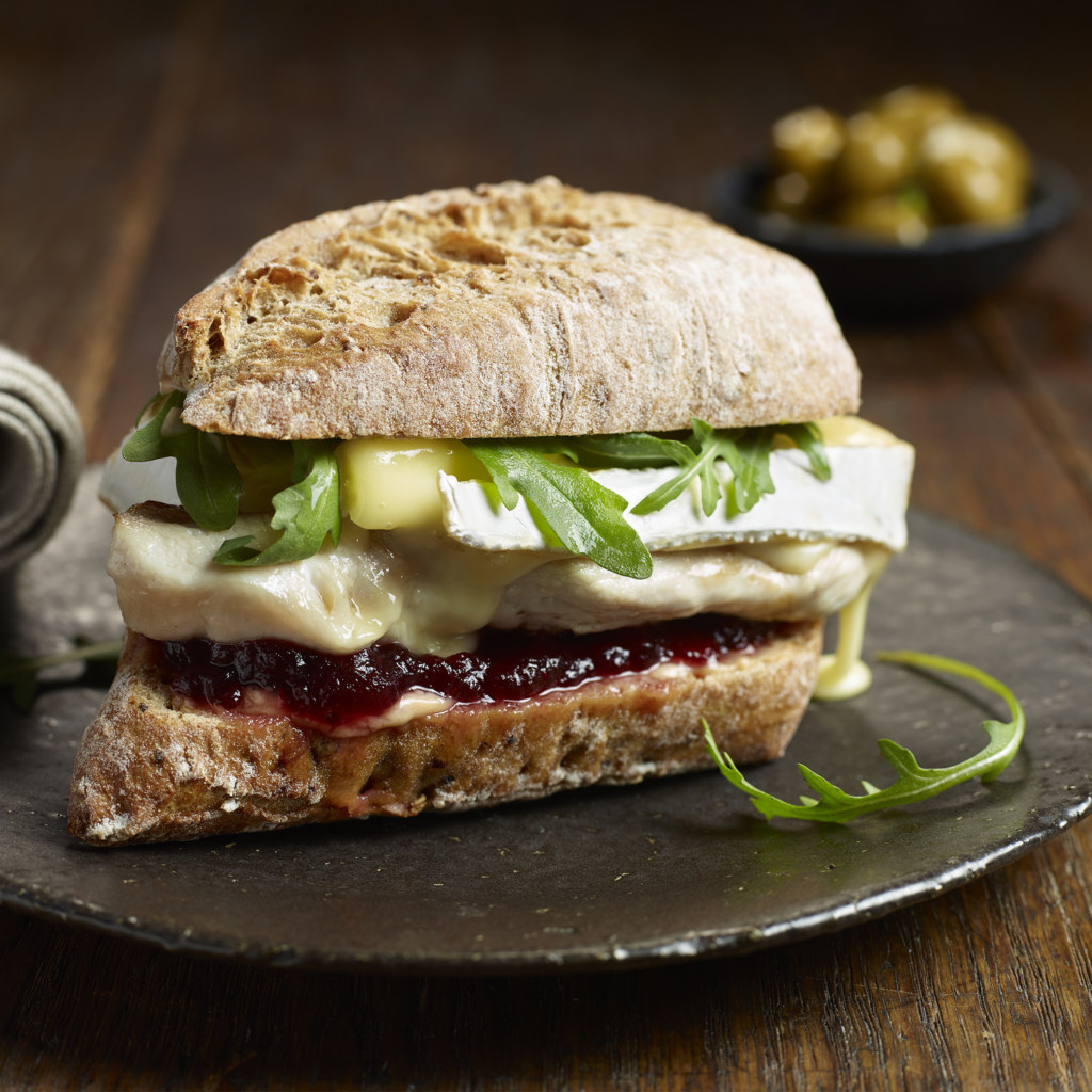 BAER Brie Suisse 45% 1kg, Laib - Lactalis Professional DE