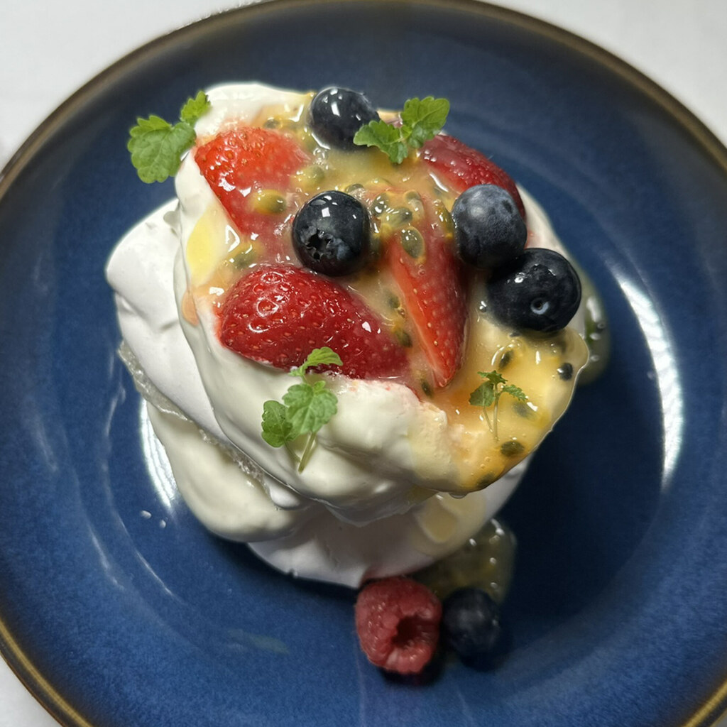 Pavlova with Passionfruit & Berries - Lactalis Professional | Foodservice